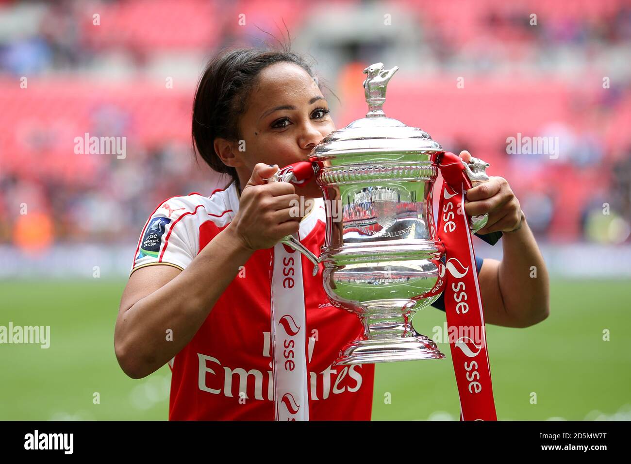 Arsenal's Alex Scott celebrates with the trophy after the game Stock ...