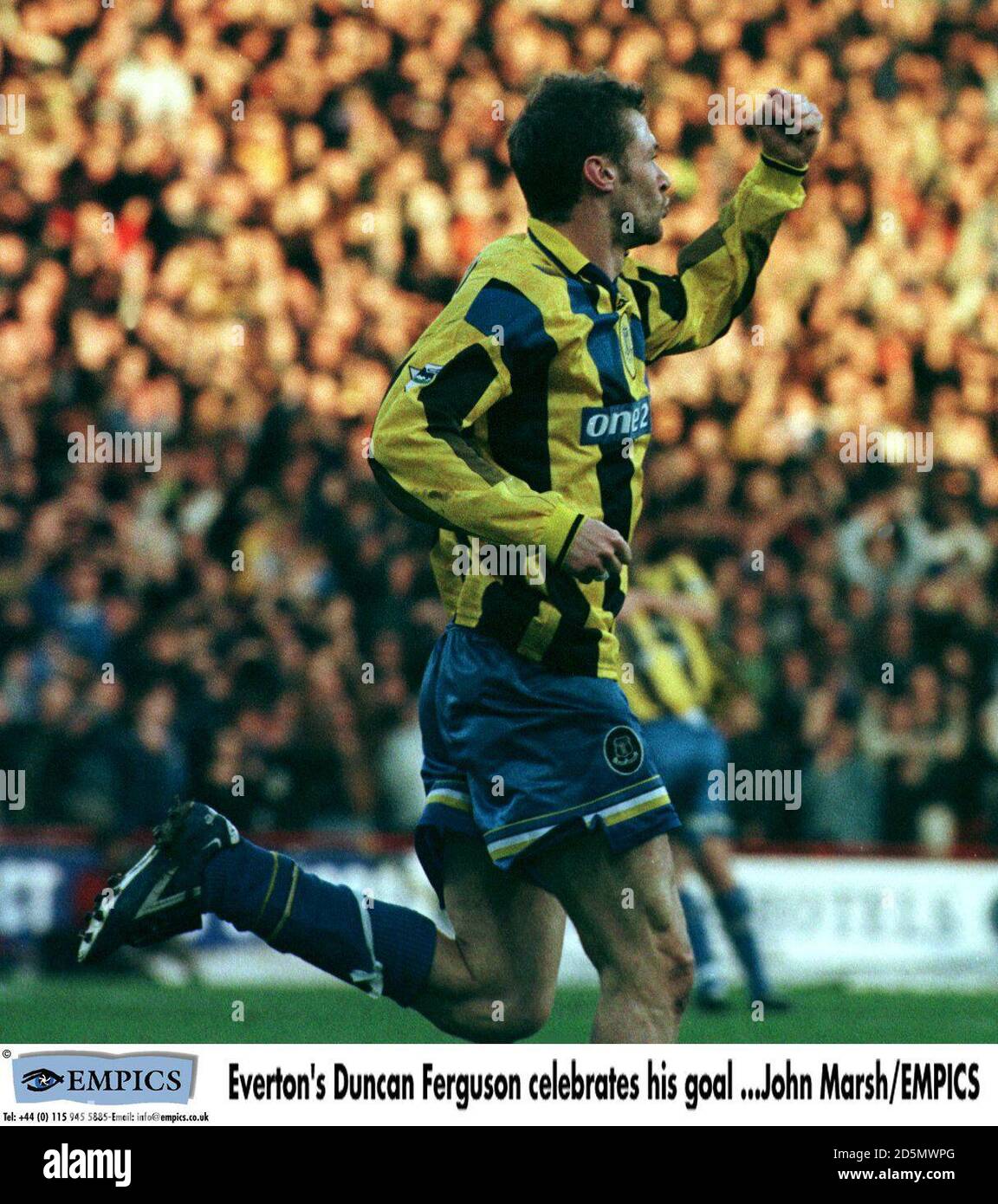 Everton's Duncan Ferguson celebrates his goal Stock Photo - Alamy