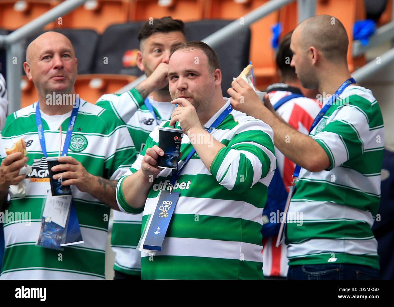 Celtic football club fans hi-res stock photography and images - Alamy