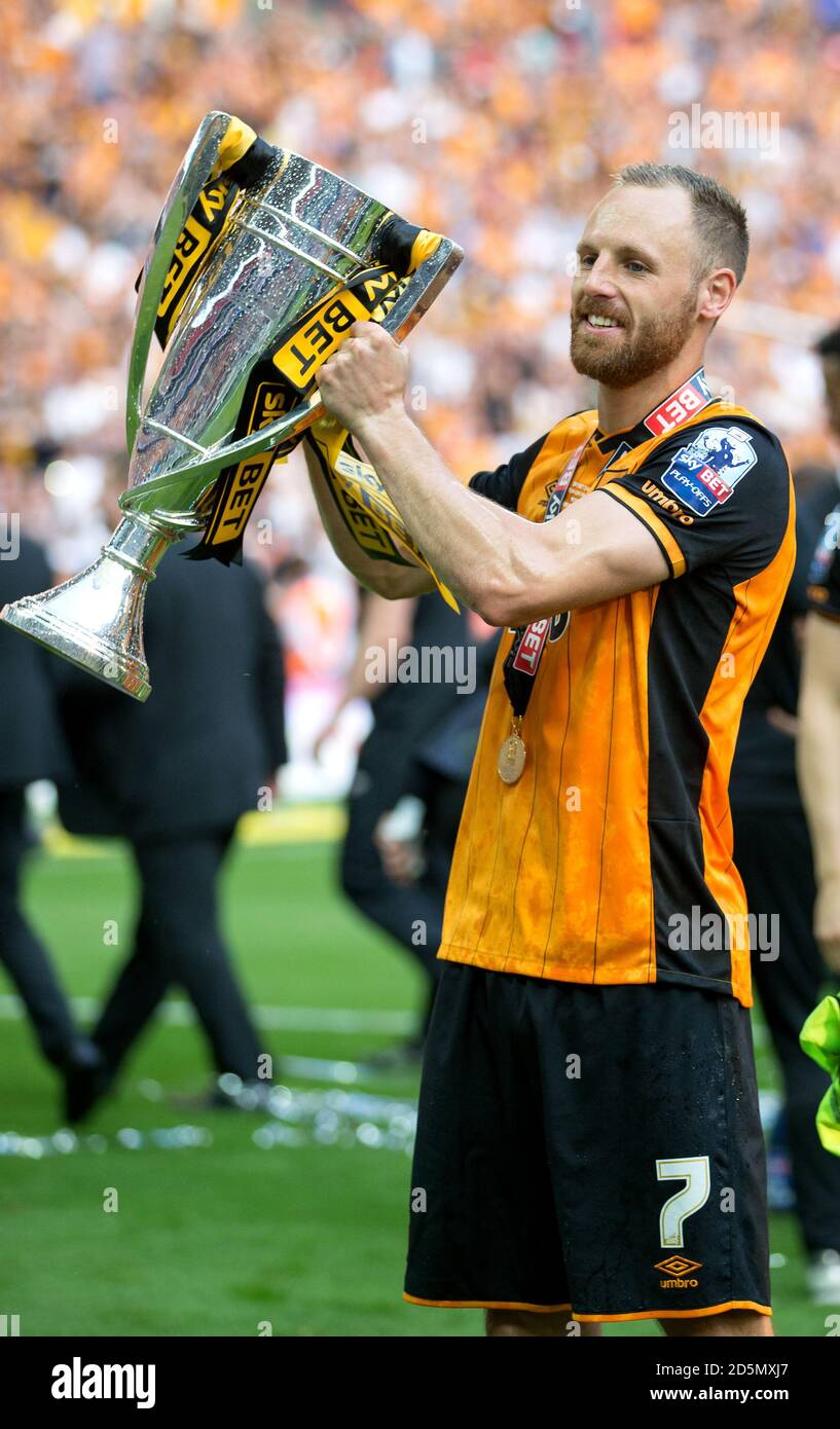 Hull City's David Meyler celebrates with the trophy Stock Photo - Alamy