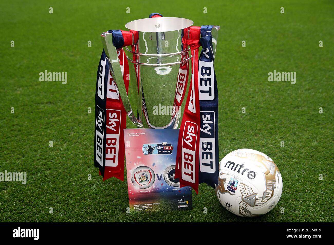 The official match programme hi-res stock photography and images - Alamy