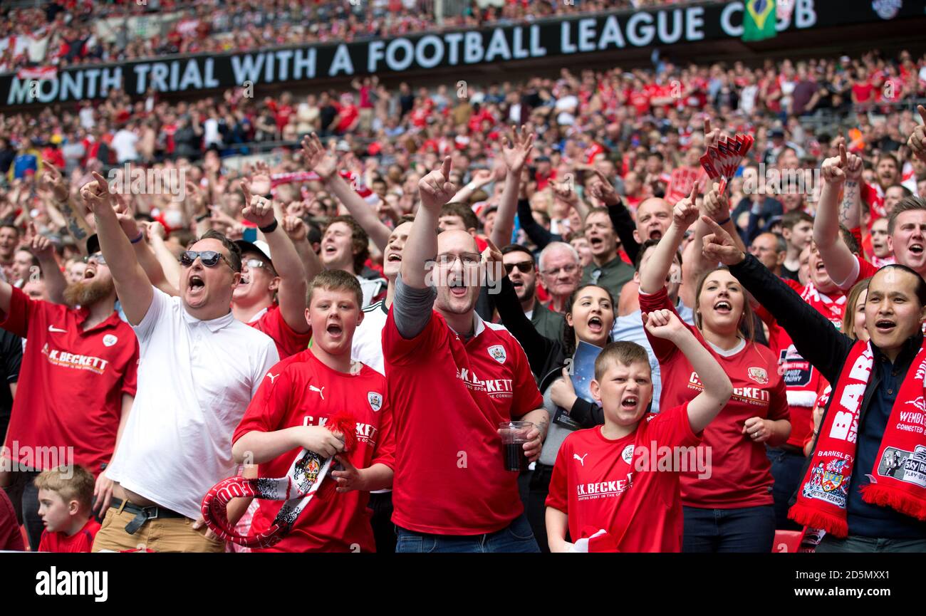 Football fan chanting crowd cheering hi-res stock photography and ...