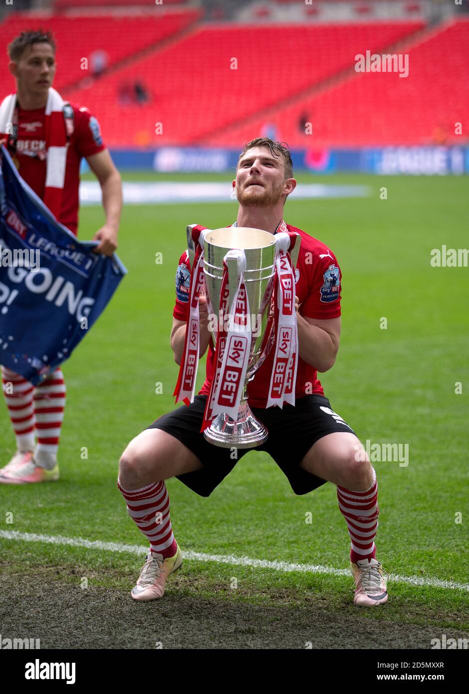 Barnsley's Sam Winnall celebrates with the trophy Stock Photo - Alamy