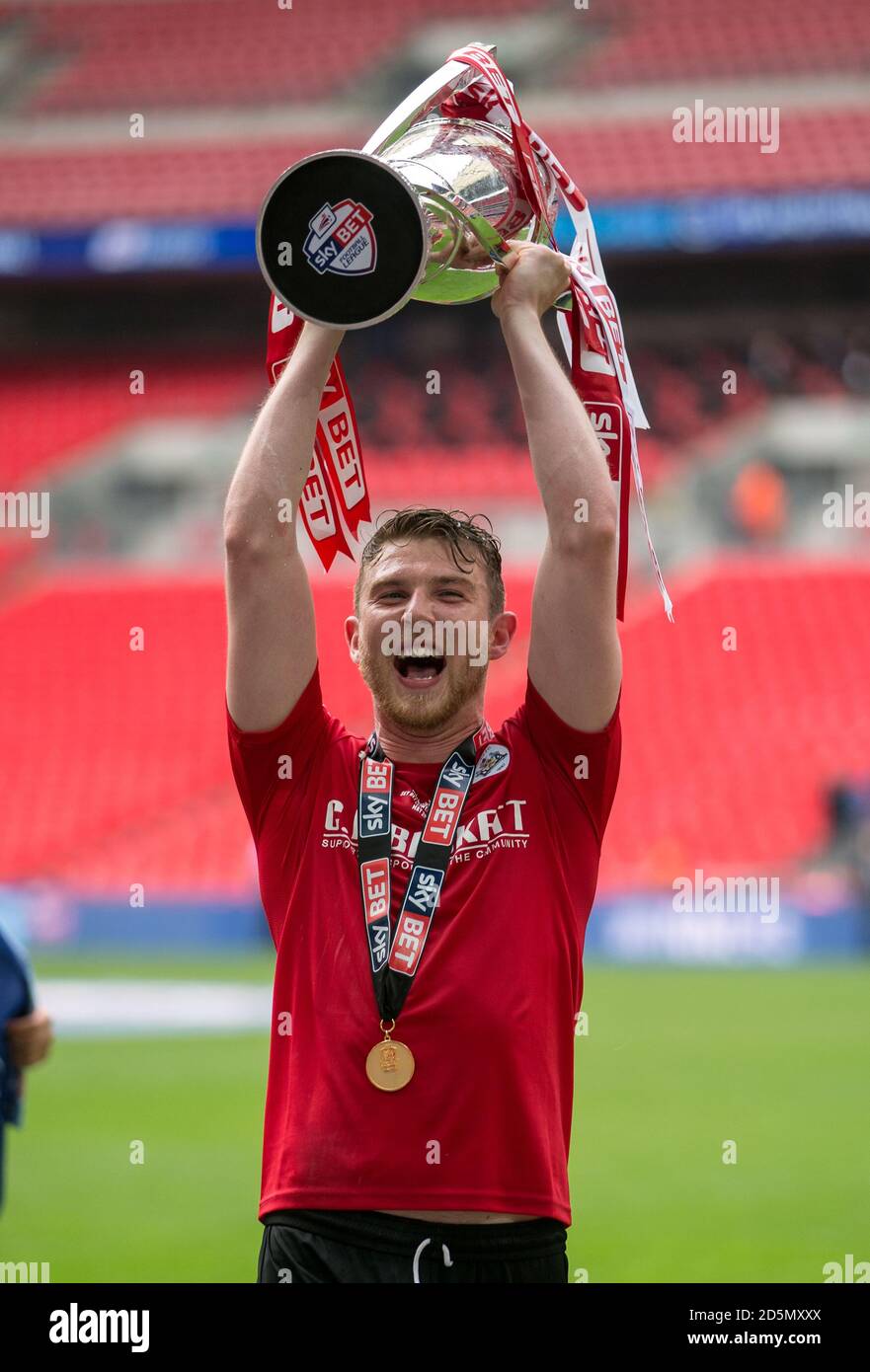 Barnsley's Sam Winnall celebrates with the trophy Stock Photo - Alamy