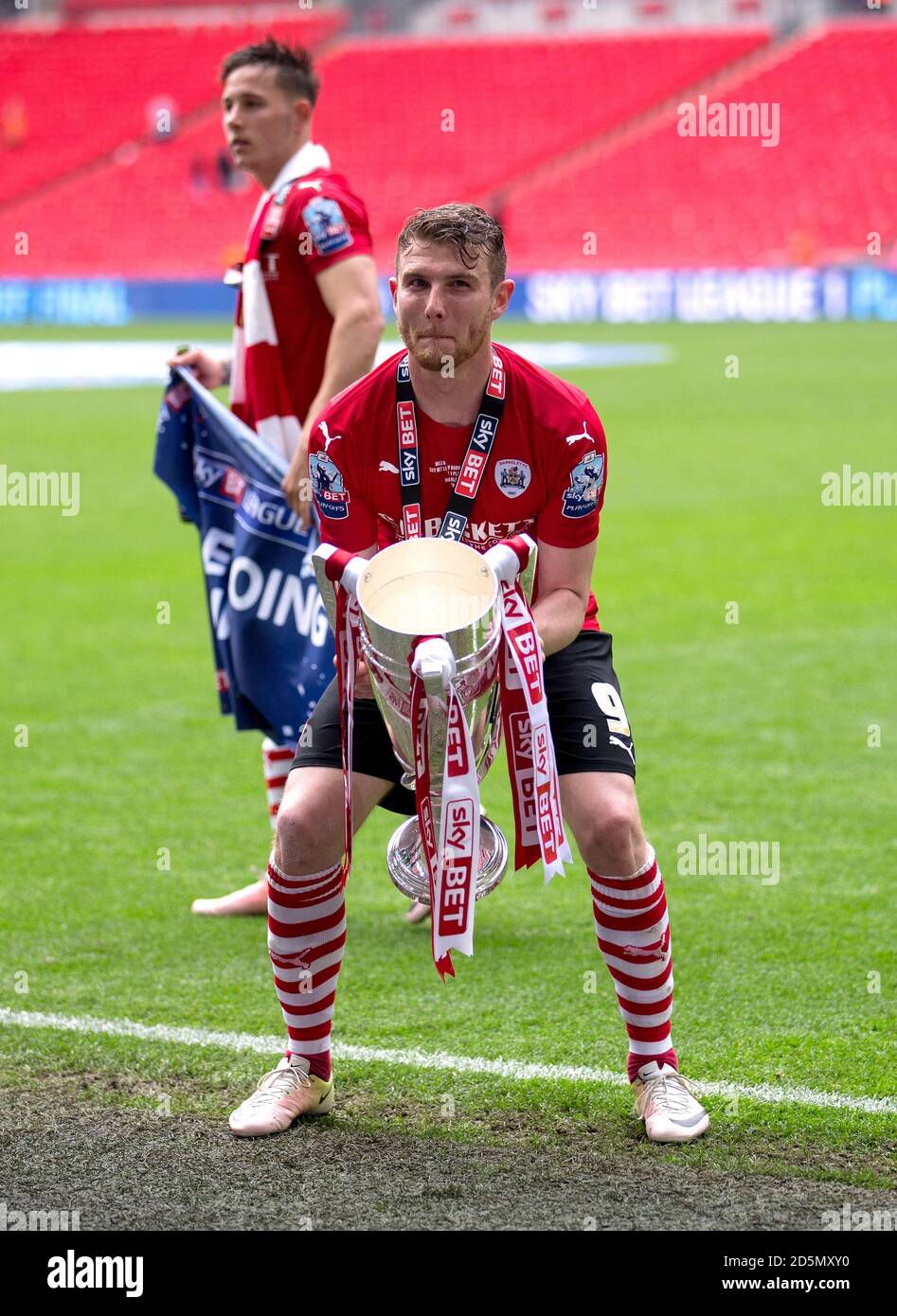 Barnsley's Sam Winnall celebrates with the trophy Stock Photo - Alamy