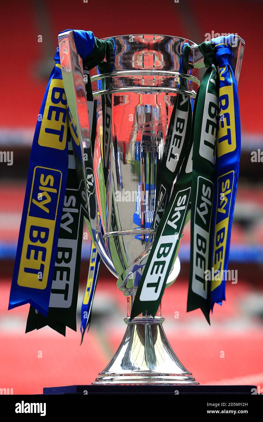 League two play off trophy hi-res stock photography and images - Alamy