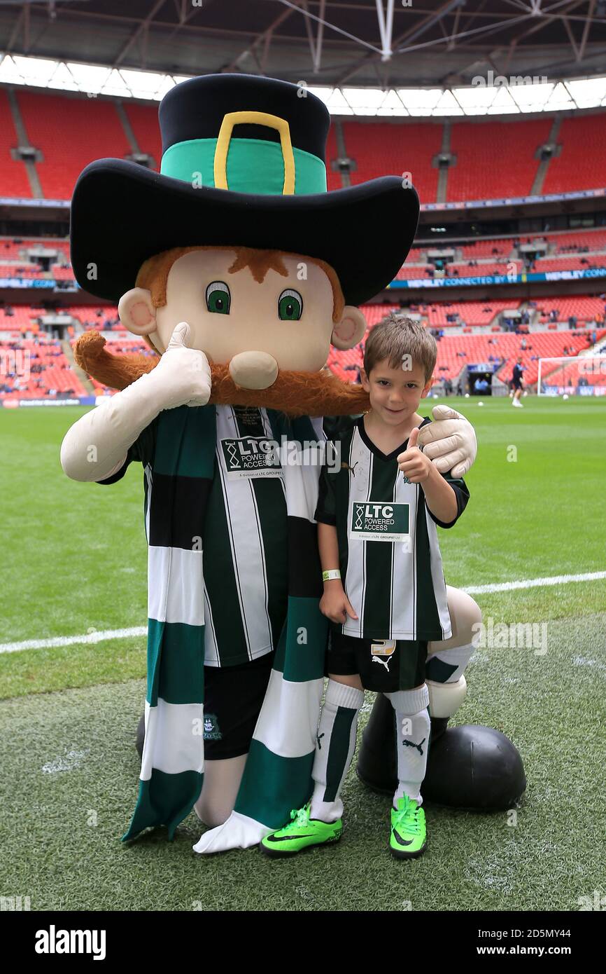 Football full length mascots hi-res stock photography and images - Alamy