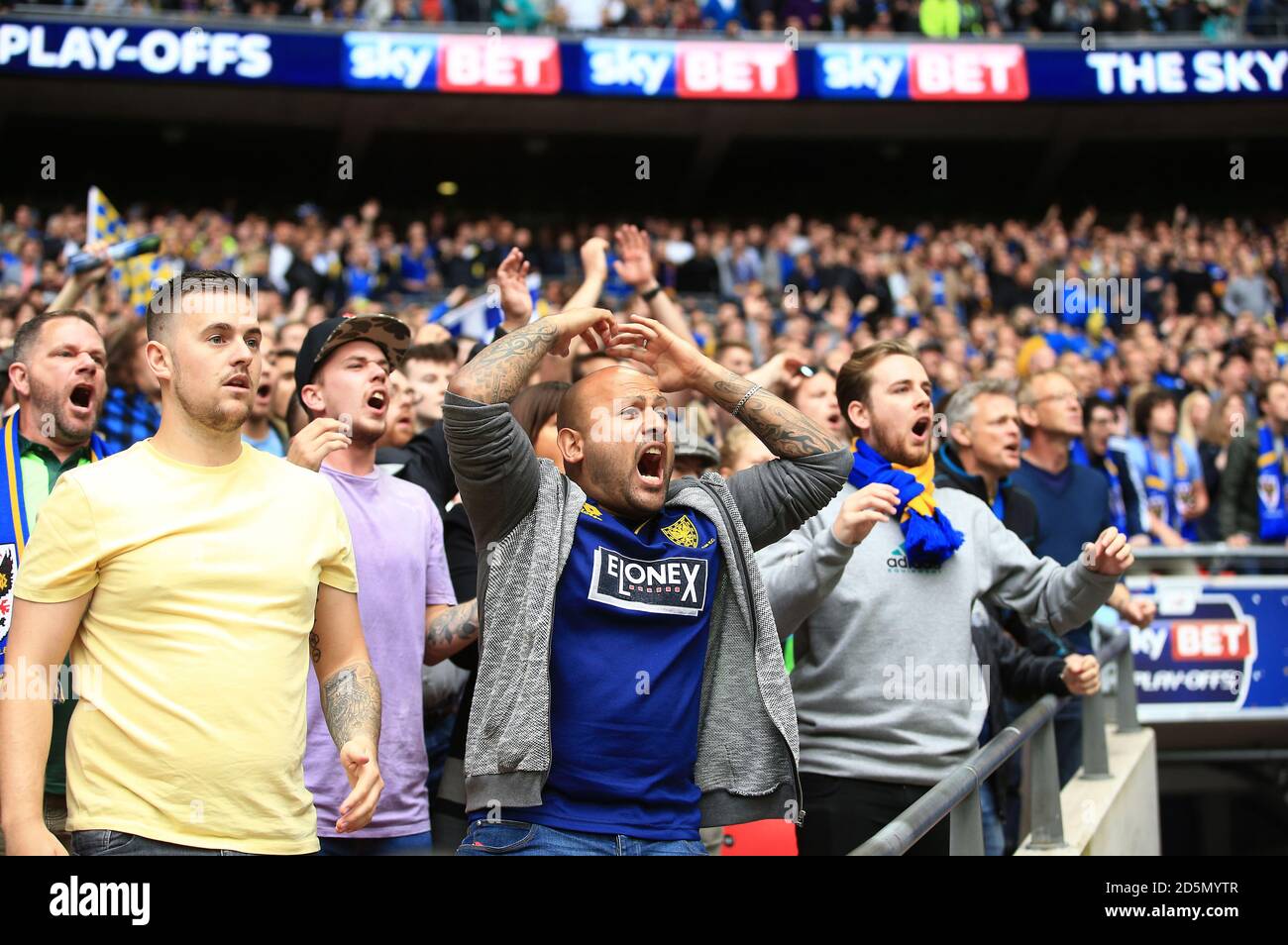 Wimbledon fans cheering hi-res stock photography and images - Alamy