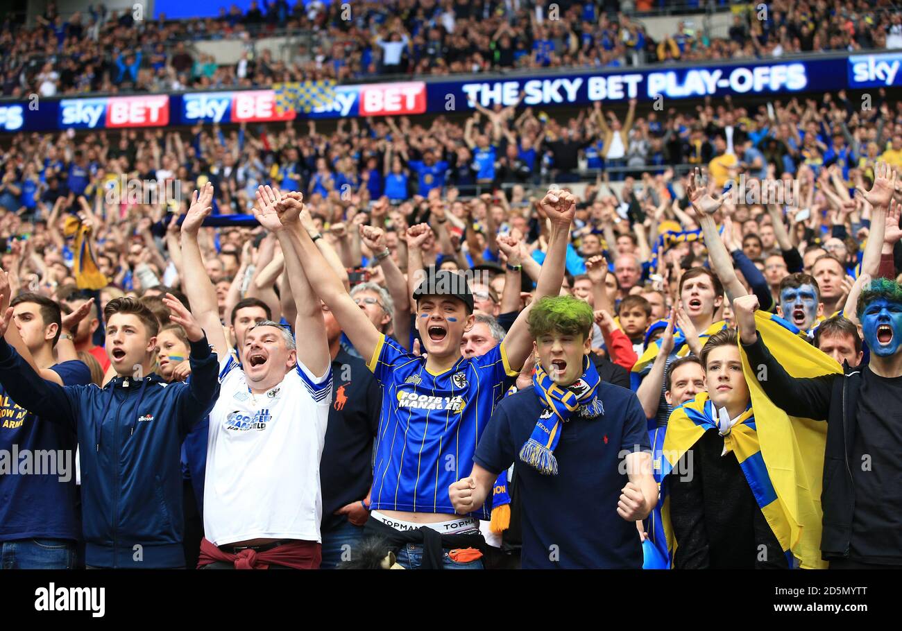 Wimbledon fans cheering hi-res stock photography and images - Alamy