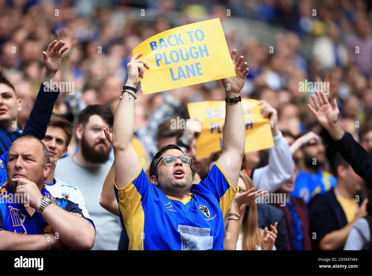 Wimbledon fans cheering hi-res stock photography and images - Alamy