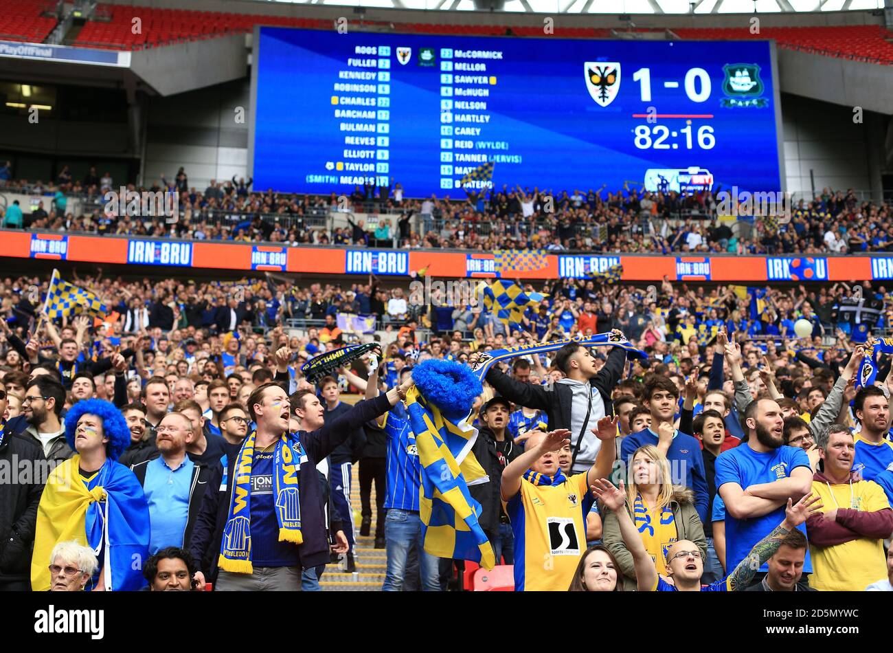 Wimbledon fans cheering hi-res stock photography and images - Alamy