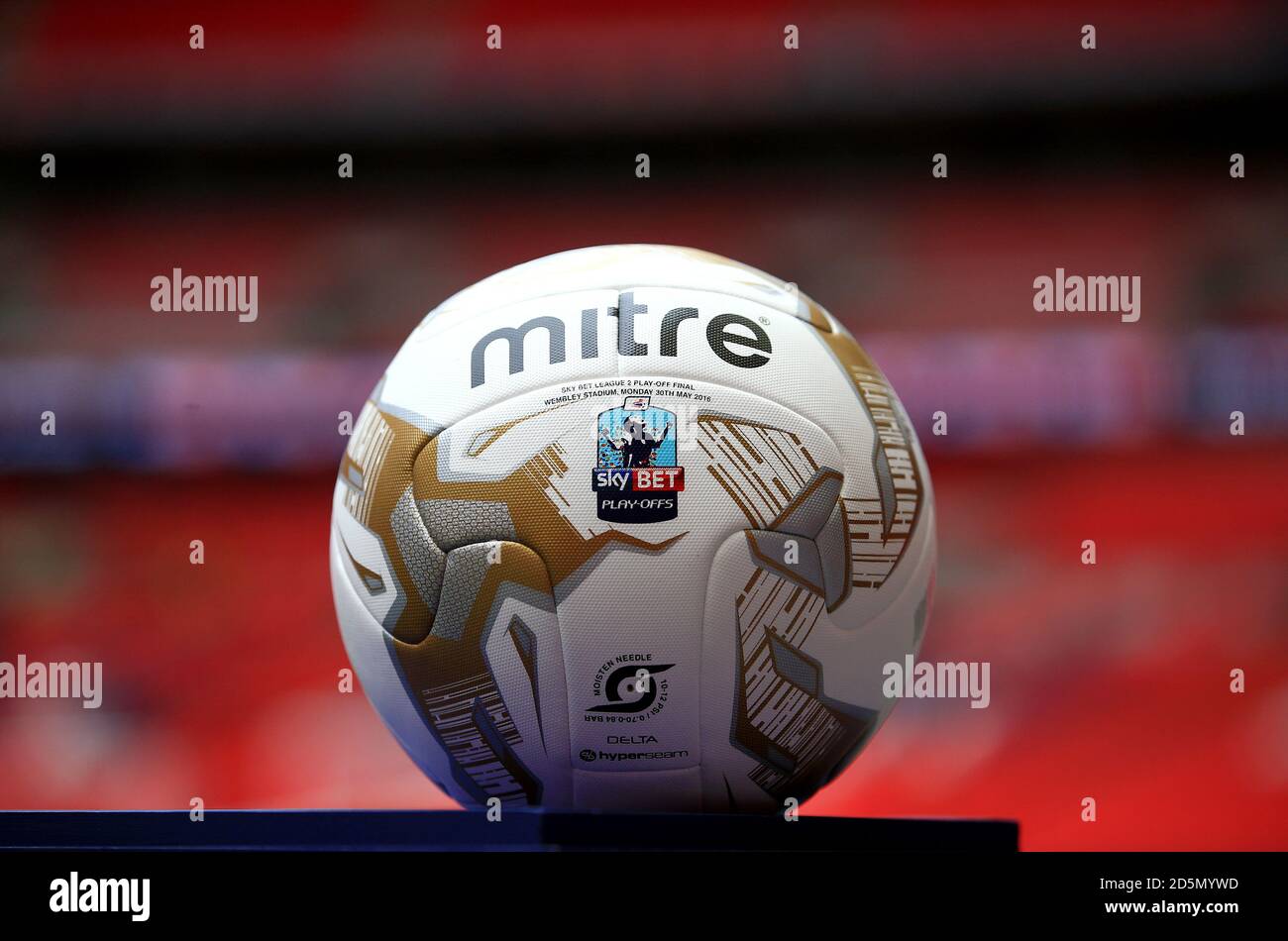Official football league mitre football hi-res stock photography and ...