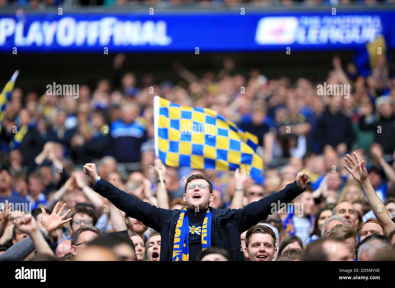 Wimbledon fans cheering hi-res stock photography and images - Alamy