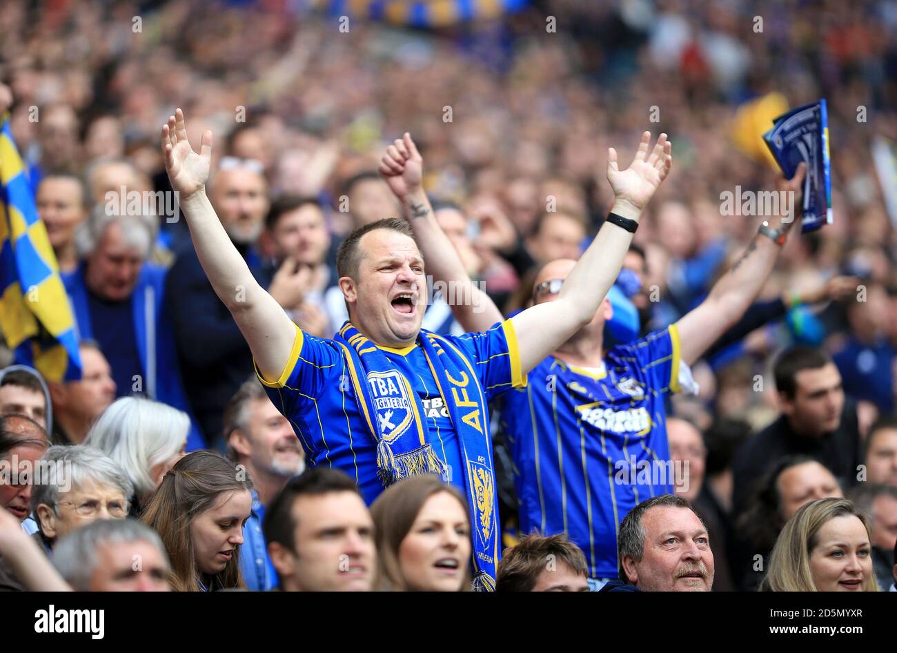 Wimbledon fans cheering hi-res stock photography and images - Alamy
