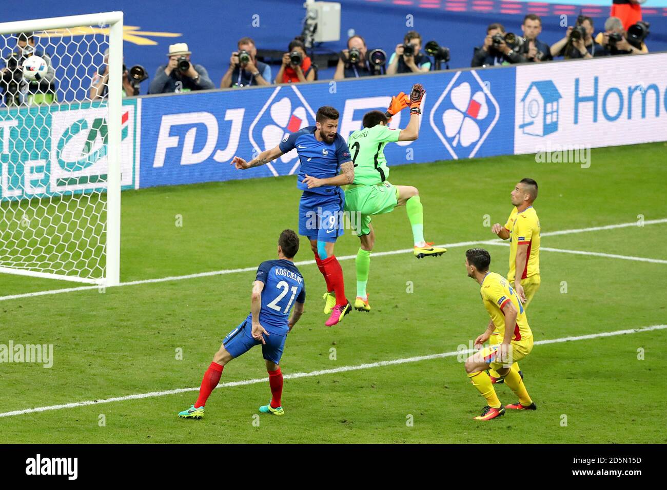 Full length header ball goal hi-res stock photography and images - Alamy