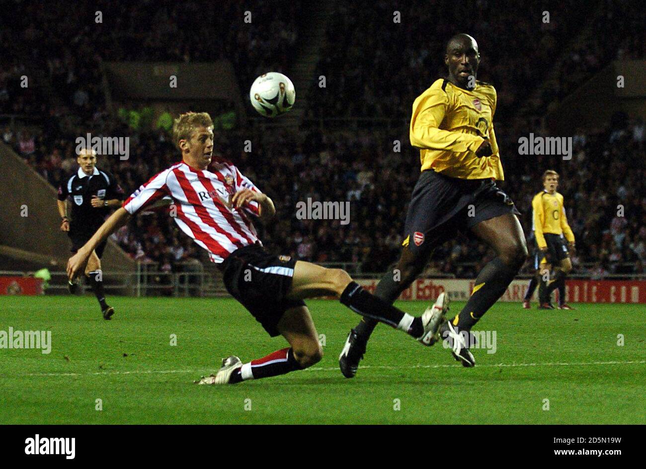 Sunderland's Jonathan Stead and Arsenal's Sol Campbell Stock Photo - Alamy
