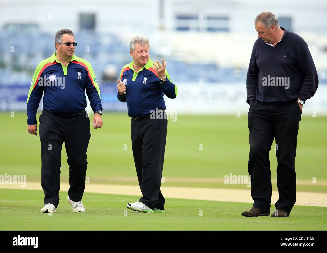 Umpires neil bainton hi-res stock photography and images - Alamy