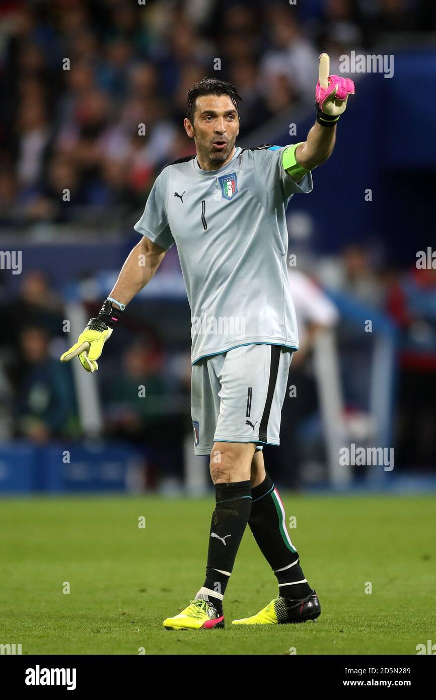 Italy goalkeeper Gianluigi Buffon gestures to supporters Stock Photo ...