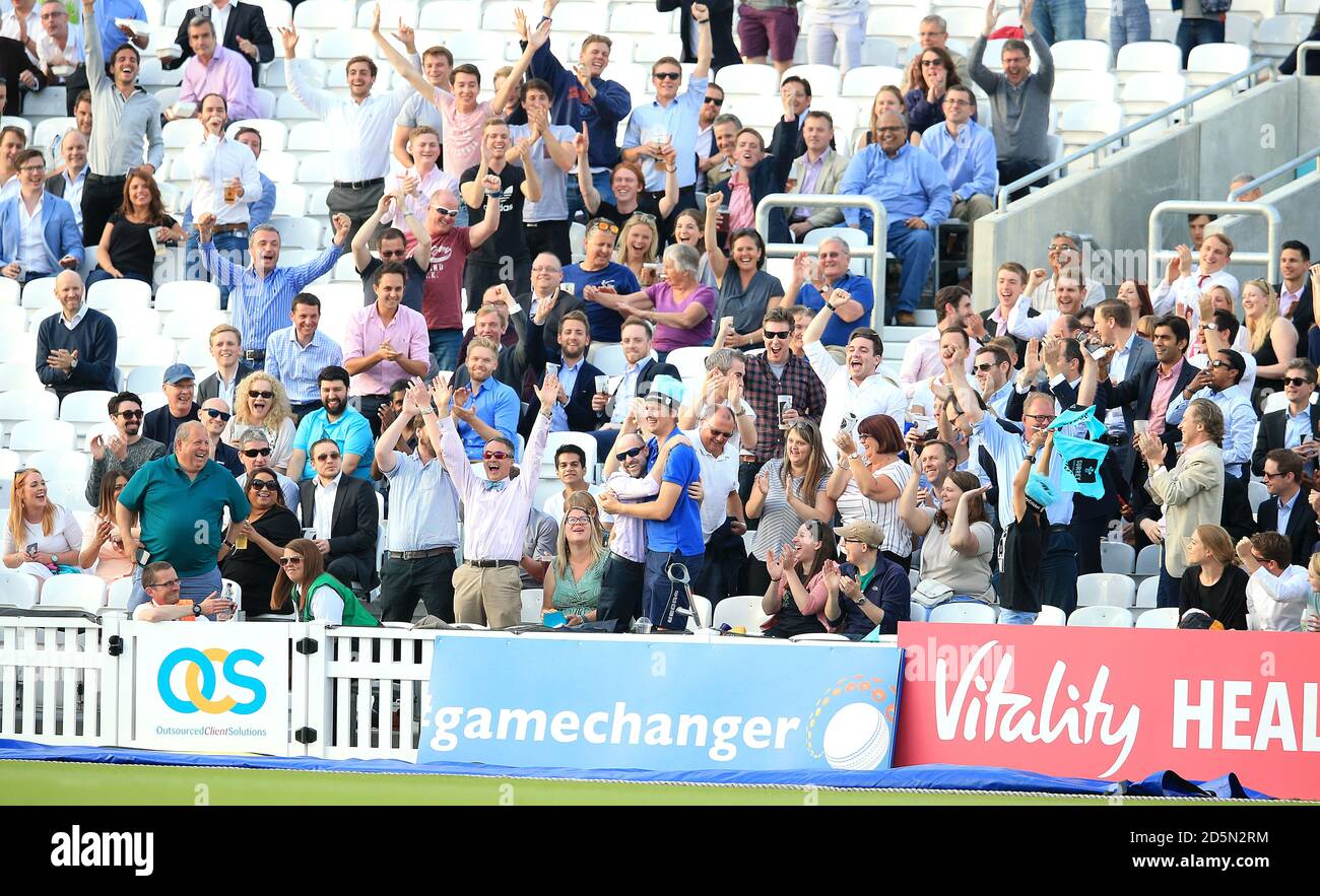 Cricket crowd london hi-res stock photography and images - Alamy