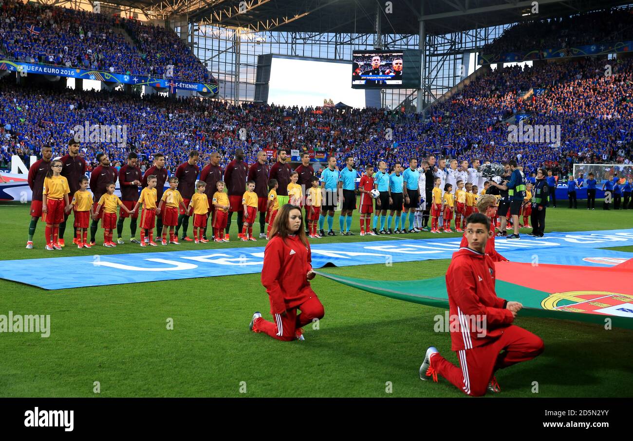 Teams line up before game hi-res stock photography and images - Alamy