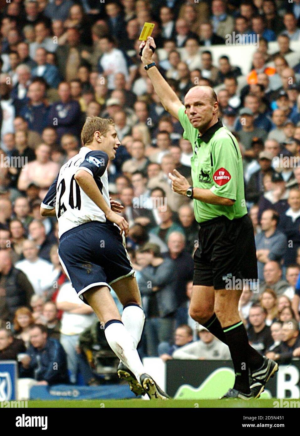 Football referee steve bennett hi-res stock photography and images - Alamy