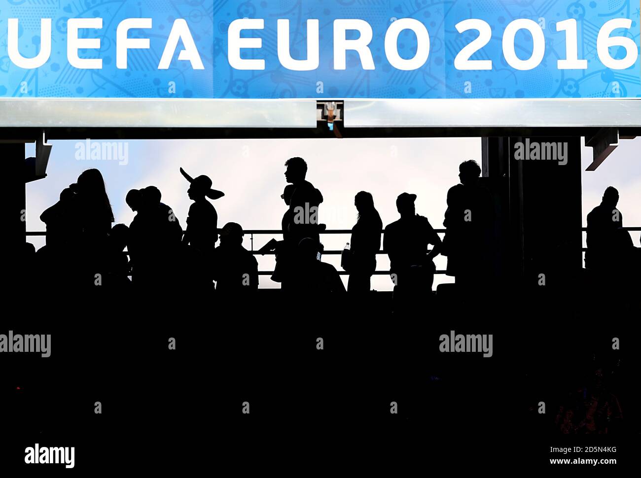 European football fans silhouette hi-res stock photography and images ...