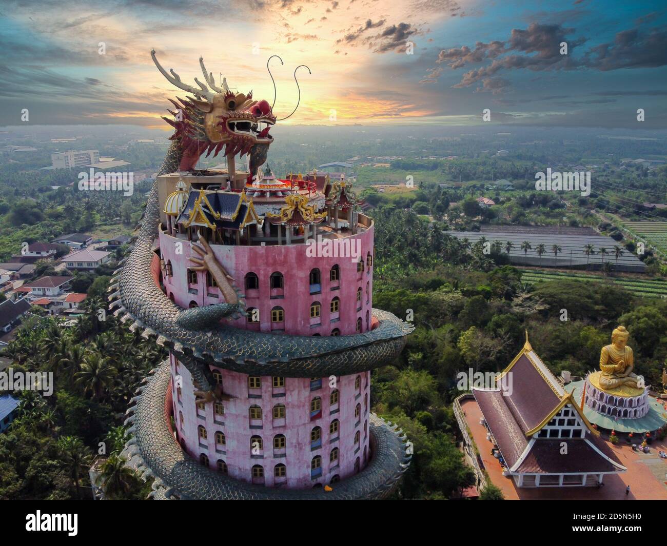 Wat samphran dragon temple hi-res stock photography and images - Alamy