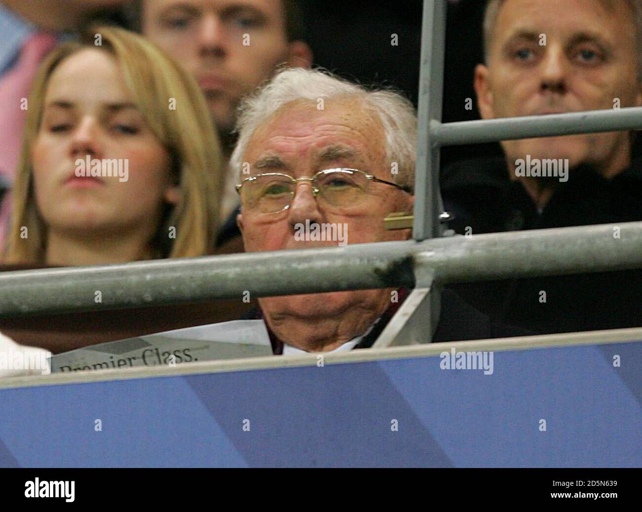 Aston villas chairman doug ellis hi-res stock photography and images ...