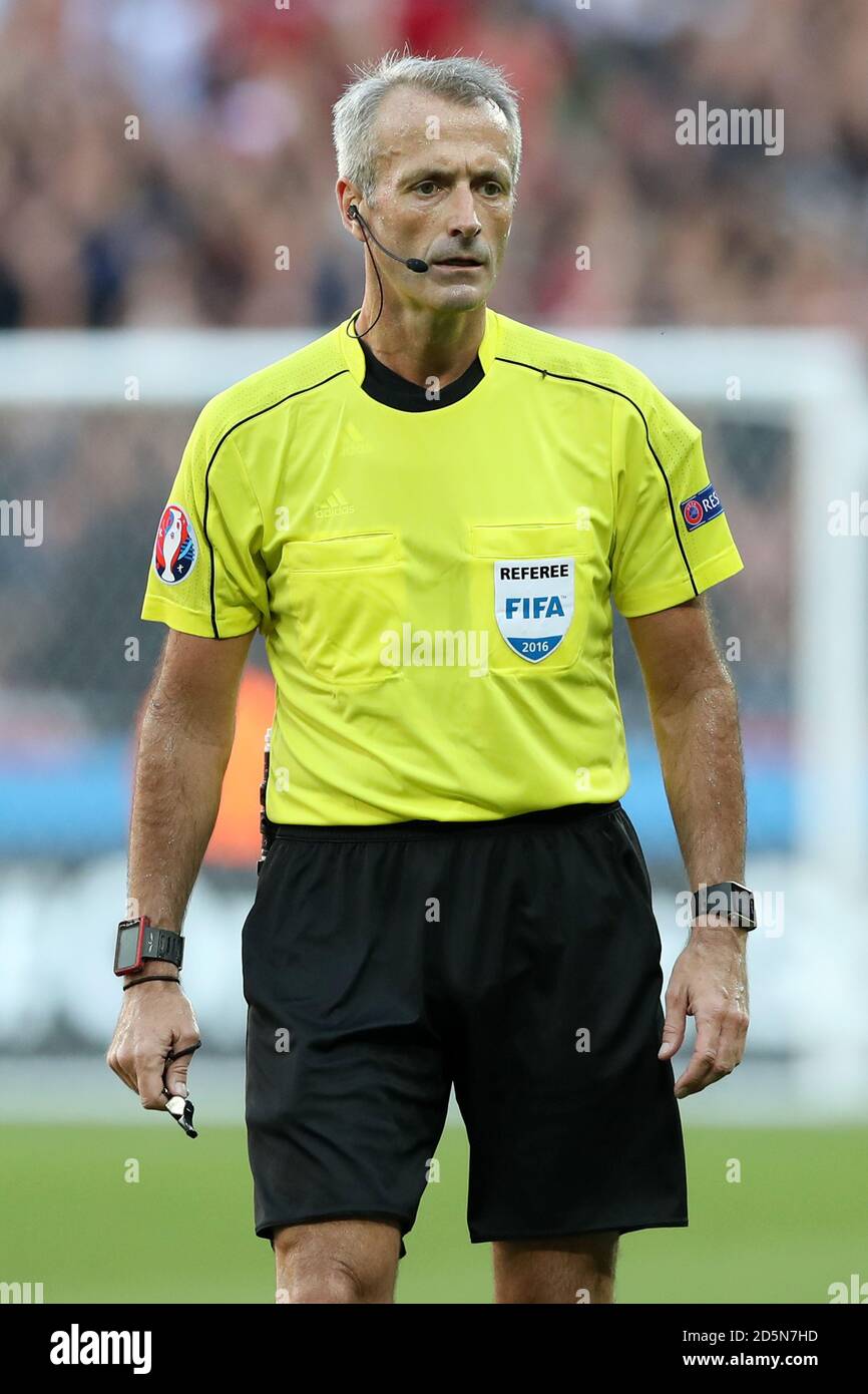 Match referee Martin Atkinson Stock Photo - Alamy