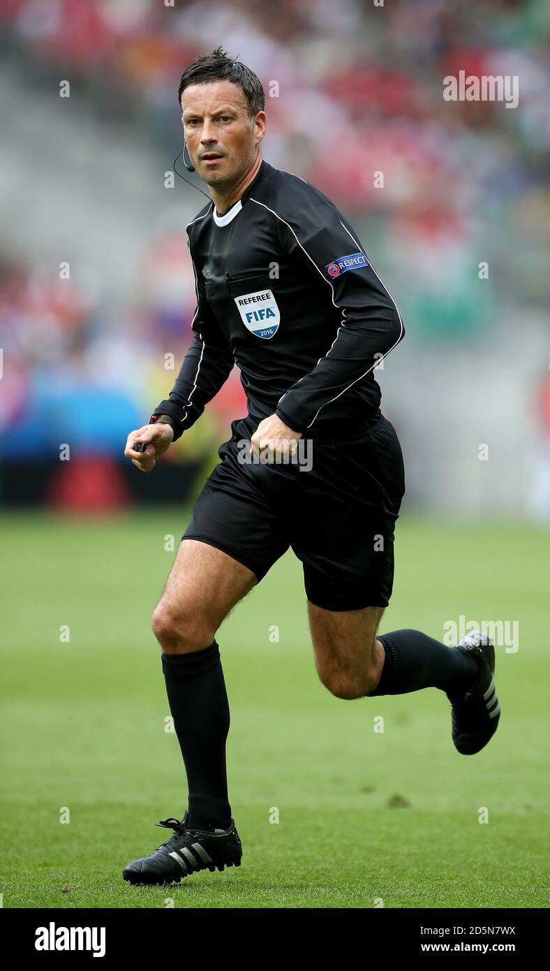 Match referee mark clattenburg hi-res stock photography and images - Alamy