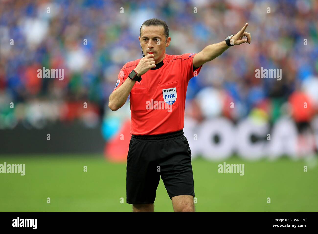Referee Cuneyt Cakir Stock Photo - Alamy