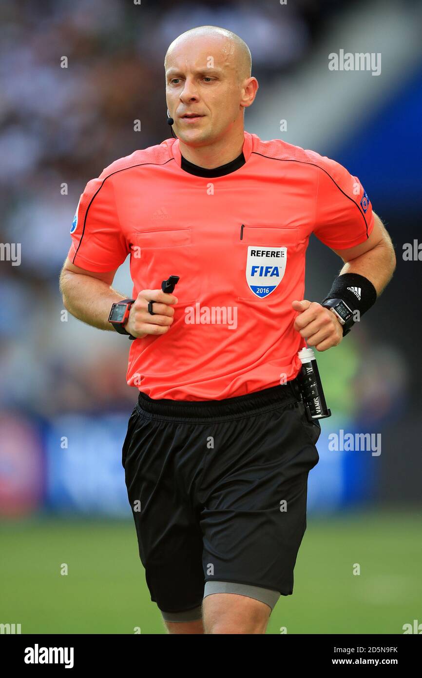 Referee Szymon Marciniak Stock Photo - Alamy