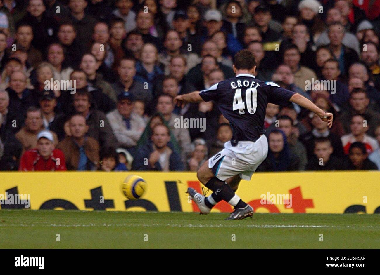 Manchester City's Lee Croft scores the equalising goal Stock Photo - Alamy