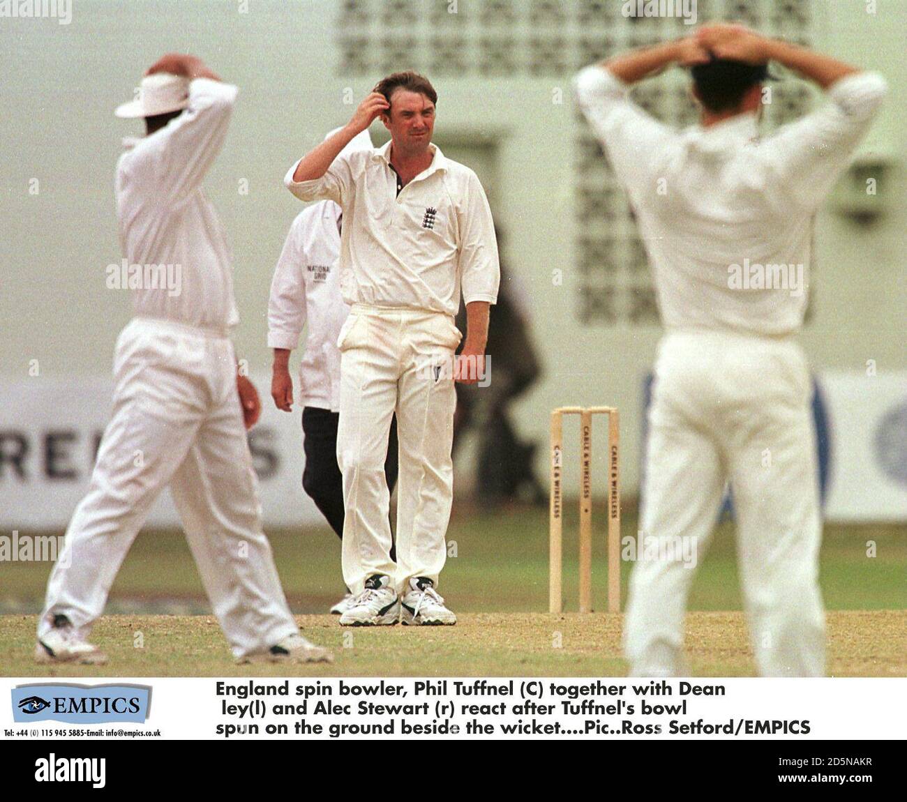 England bowler Phil Tufnell (centre), together with Dean Headley (eftl ...