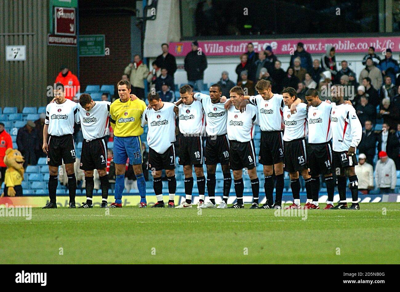 The Charlton Athletic team observe a minutes silence for George Best ...
