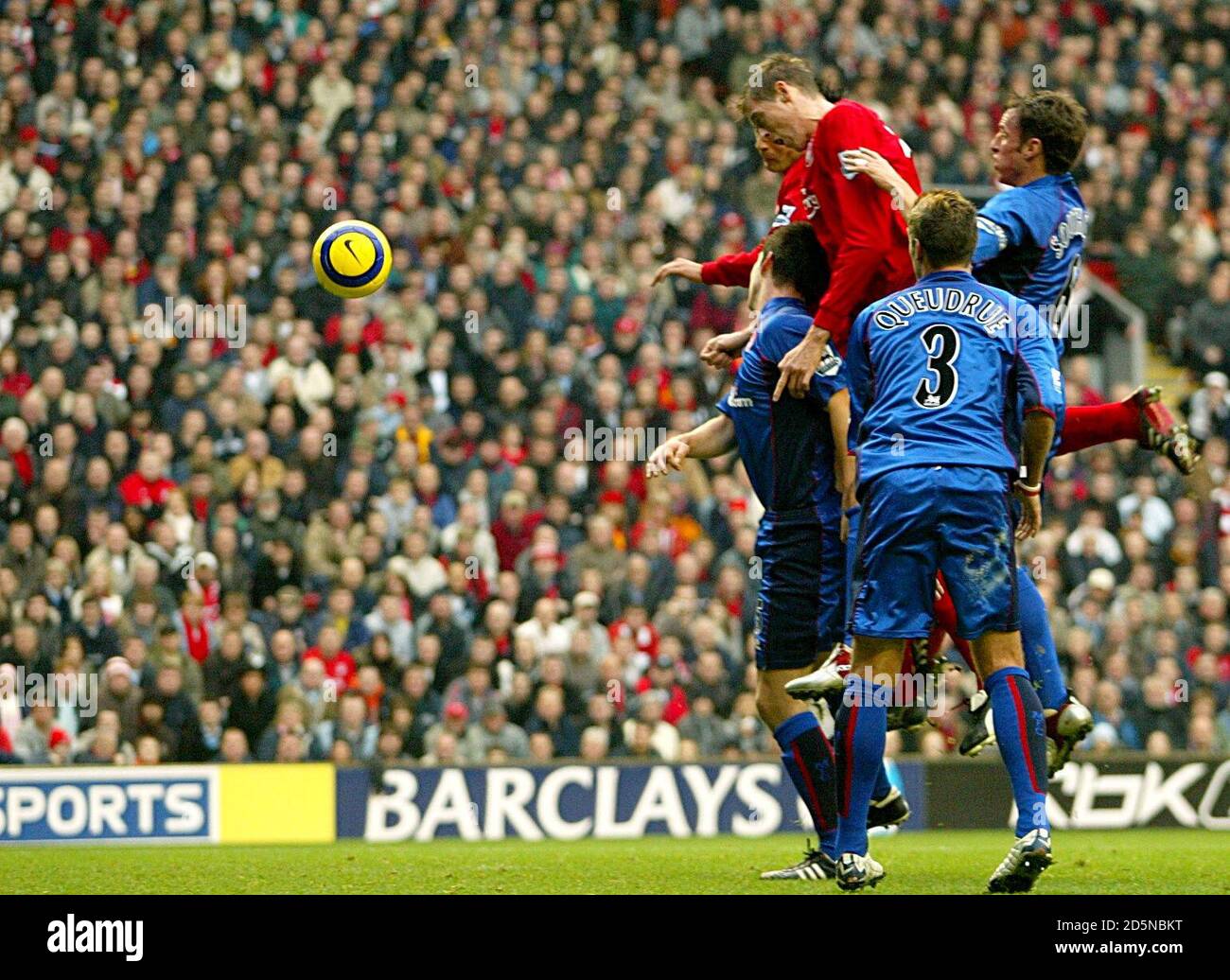 Liverpool's Peter Crouch heads on goal Stock Photo - Alamy