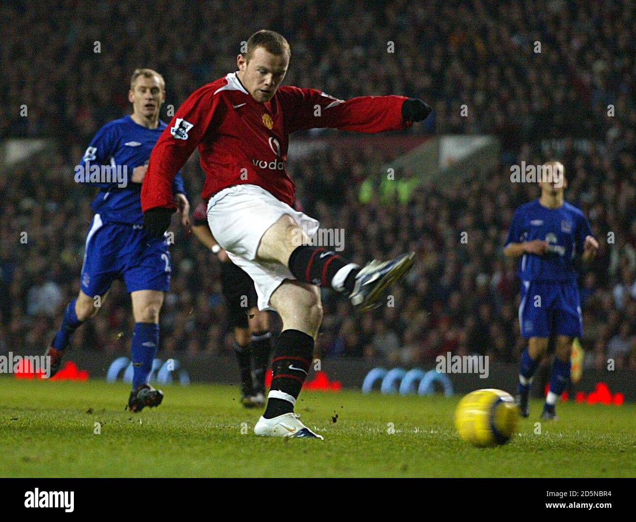 Manchester United's Wayne Rooney shoots at goal Stock Photo - Alamy