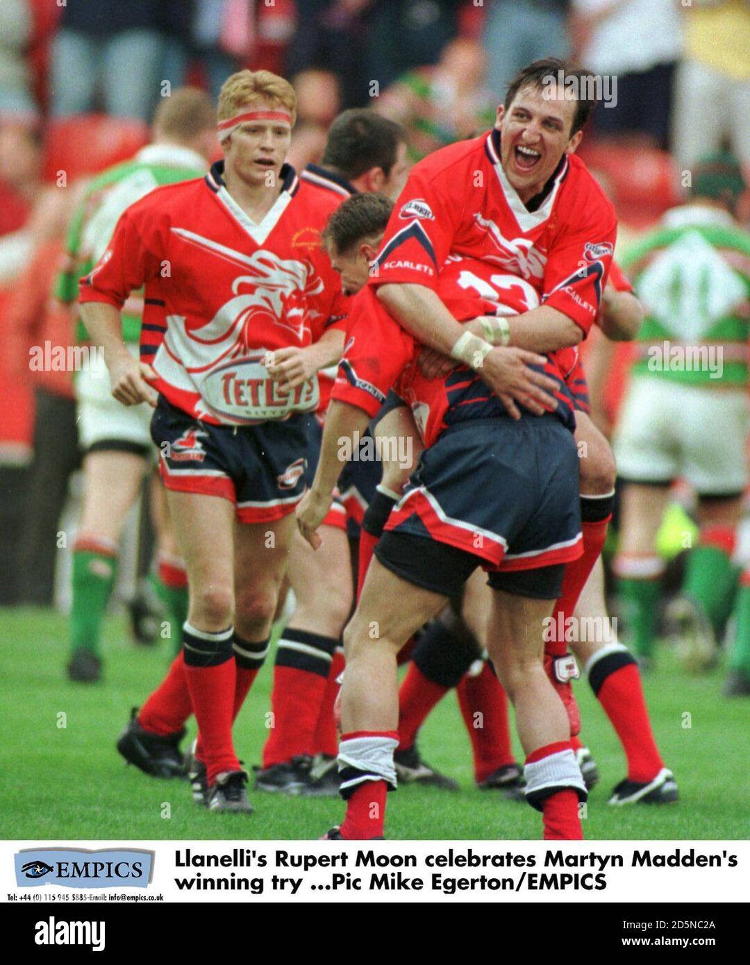 Llanelli's Rupert Moon celebrates Martyn Madden's winning try Stock ...