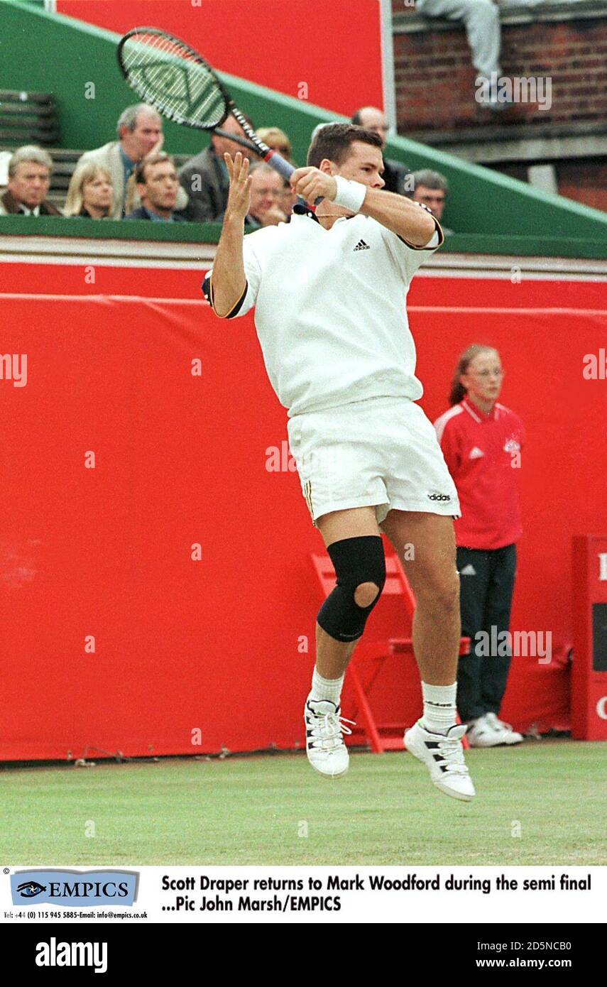 Scott Draper returns to Mark Woodford during the semi final Stock Photo ...