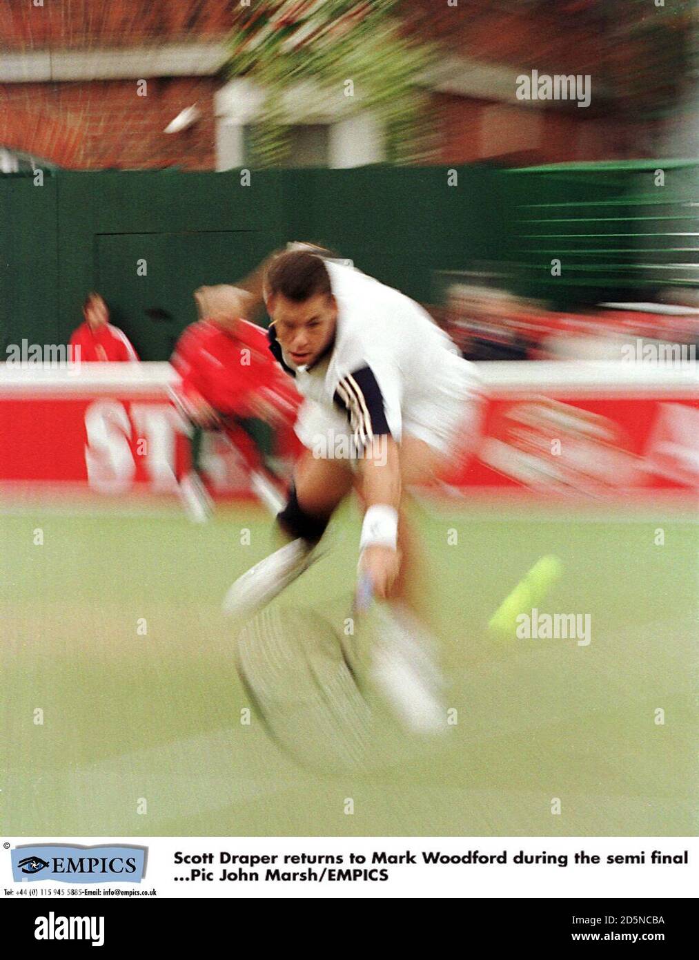 Scott Draper returns to Mark Woodford during the semi final Stock Photo ...