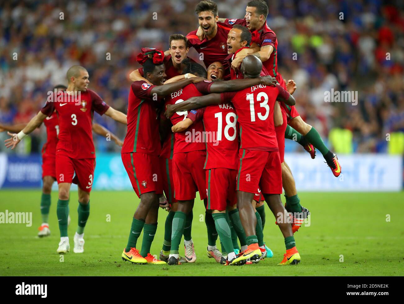 Portugal players celebrate after winning the UEFA Euro 2016 final Stock ...