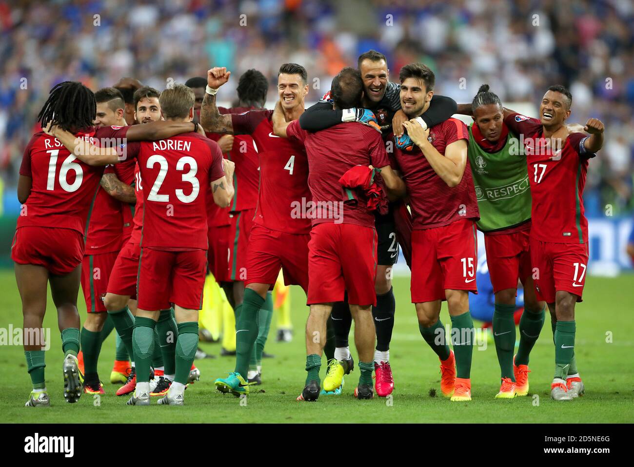 Portugal players celebrate after winning the UEFA Euro 2016 final Stock ...