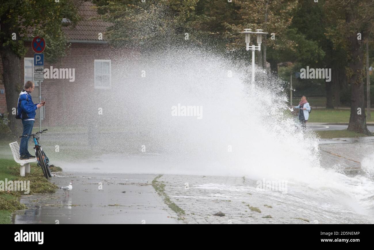 Stralsund, Germany. 14th Oct, 2020. Waves are beating on the sun ...