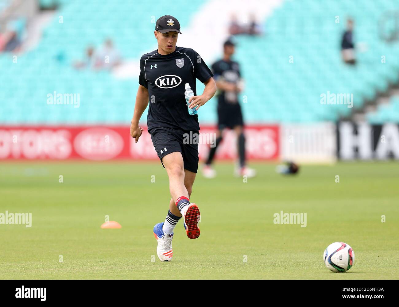 Surrey's Tom Curran laying football during the pre match warm up Stock ...