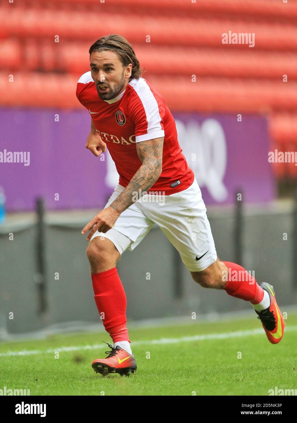 Charlton Athletic's Ricky Holmes Stock Photo - Alamy