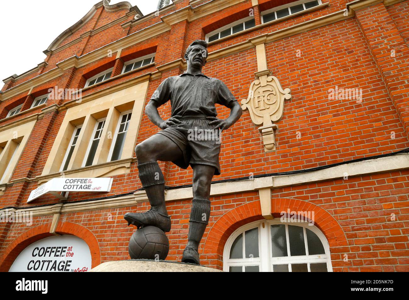 The Johnny Haynes Statue at Craven Cottage Stock Photo - Alamy
