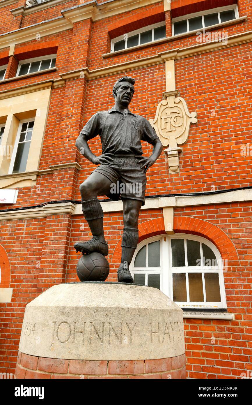 The Johnny Haynes Statue at Craven Cottage Stock Photo - Alamy