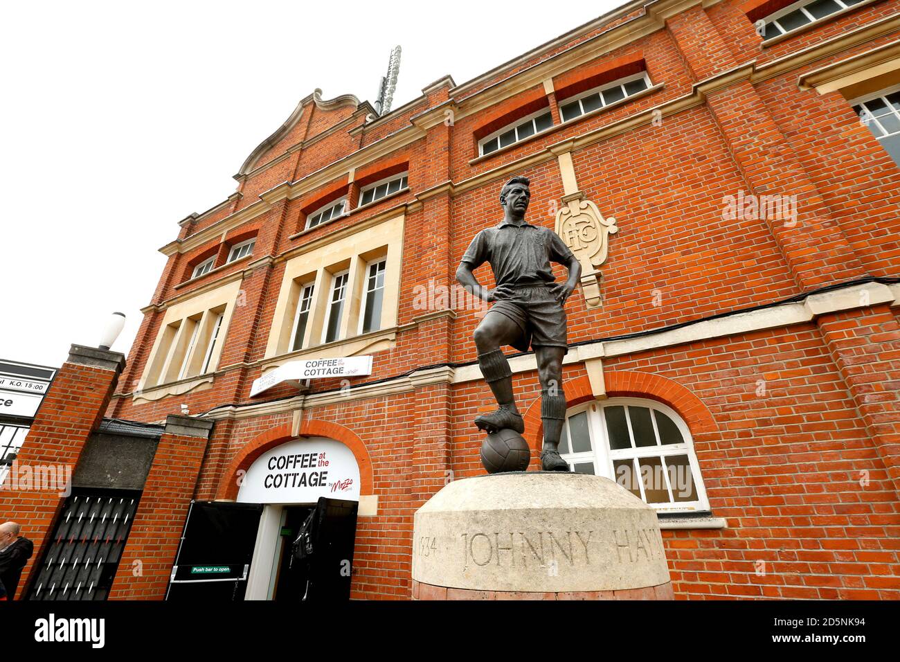 The Johnny Haynes Statue at Craven Cottage Stock Photo - Alamy
