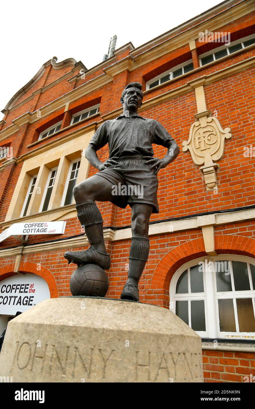 The Johnny Haynes Statue at Craven Cottage Stock Photo - Alamy