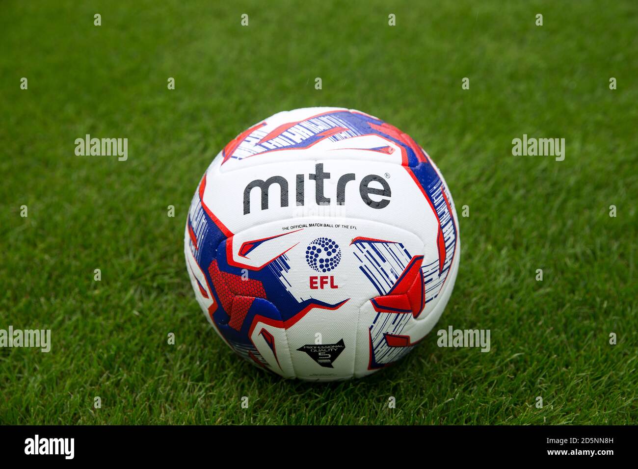 Official match ball efl hi-res stock photography and images - Alamy